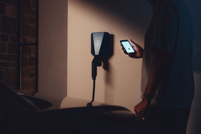 Easee Charge Up Wallbox (bis 22 kW) mit Ladesteckdose