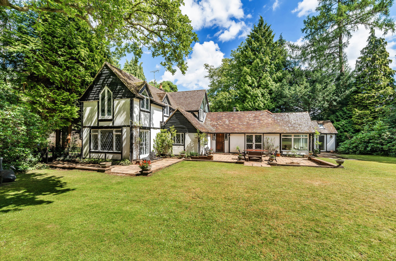 Domewood, Crawley, Copthorne, RH10 3HD - 5 bedroom Detached house Under ...